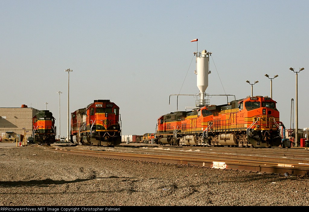 BNSF 6772 and BNSF 4143